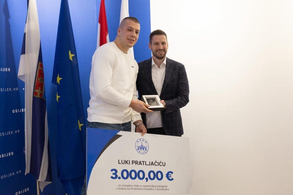Gradonačelnik Radić nagradio osječkog boksača Luku Pratljačića, prvaka ...
