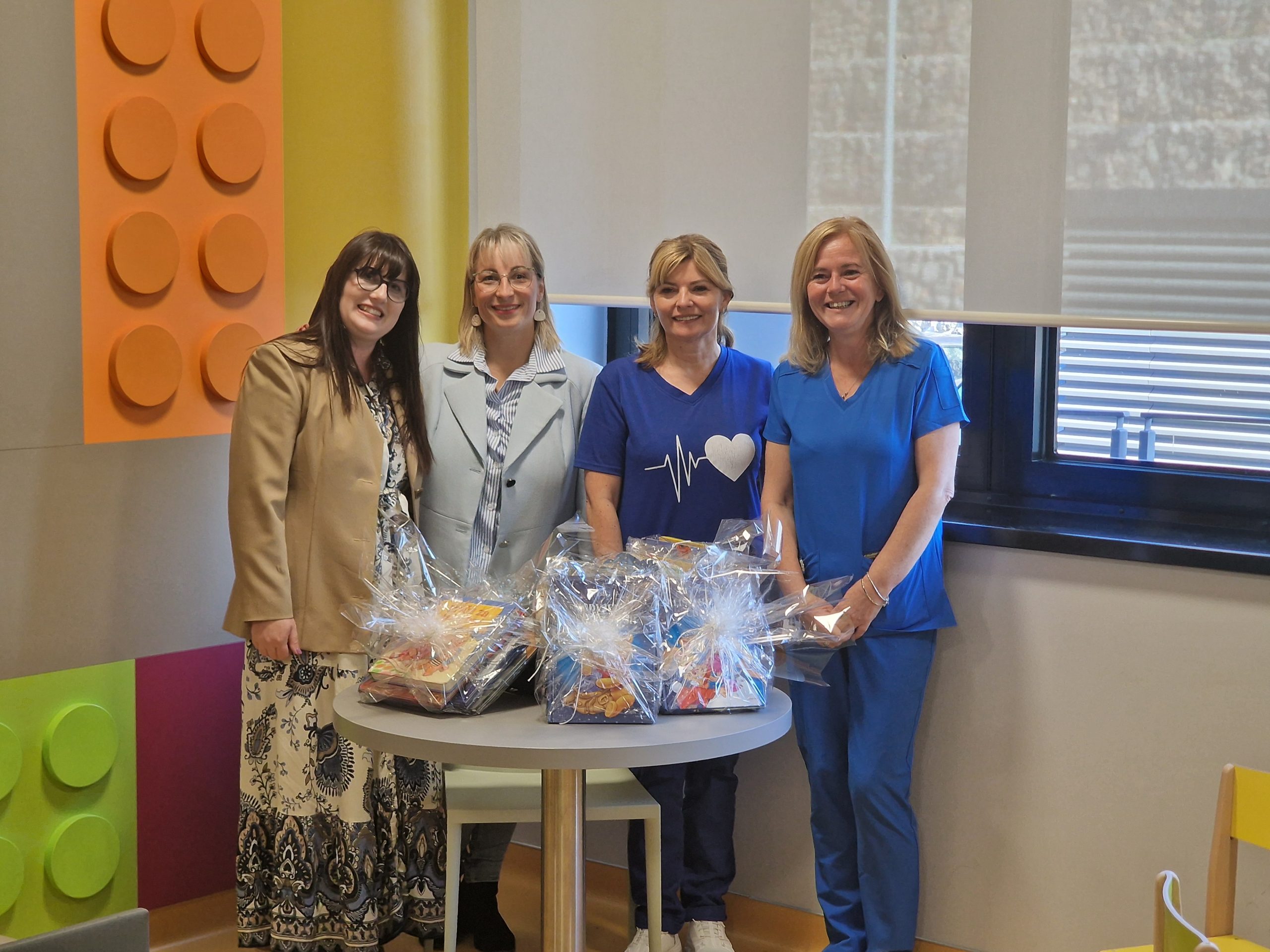 "Čajanka s tetom Julijom": Prvašići OŠ Srdoči prikupili 50 slikovnica za Kliniku za pedijatriju ...